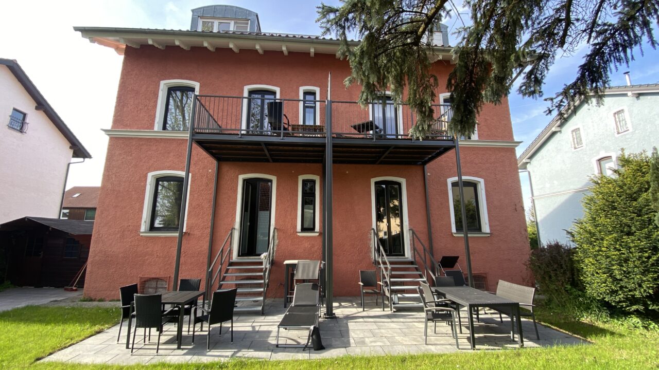 Äußerst hübsch möblierte 2 ZKB, Balkon, 1. OG in einem renovierten ...